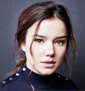 Emma Corrin Partner, Height, Age, Black Drees, Tattoos, Mother